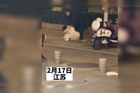 半夜一对男女在路边争执，女子想看男子的手机。网友何必呢