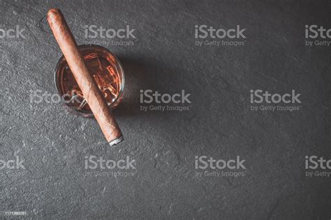얼음과 시가를 곁들인 위스키 복사 공간이 있는 맨 위 보기 0명에 대한 스톡 사진 및 기타 이미지 0명 각얼음 갈색