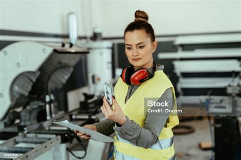 공장에서 여성 블루 칼라 노동자 Cnc 커터 작업 Cnc 장치에 대한 스톡 사진 및 기타 이미지 Cnc 장치 여자 자르기 Istock