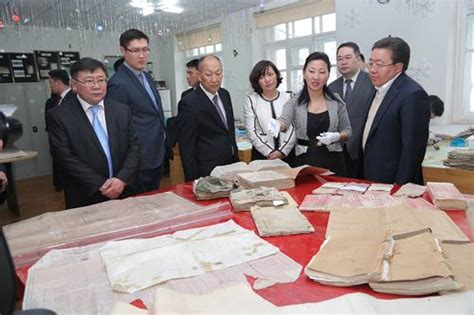 Ерөнхийлөгч архивын үзэсгэлэнд зочиллоо