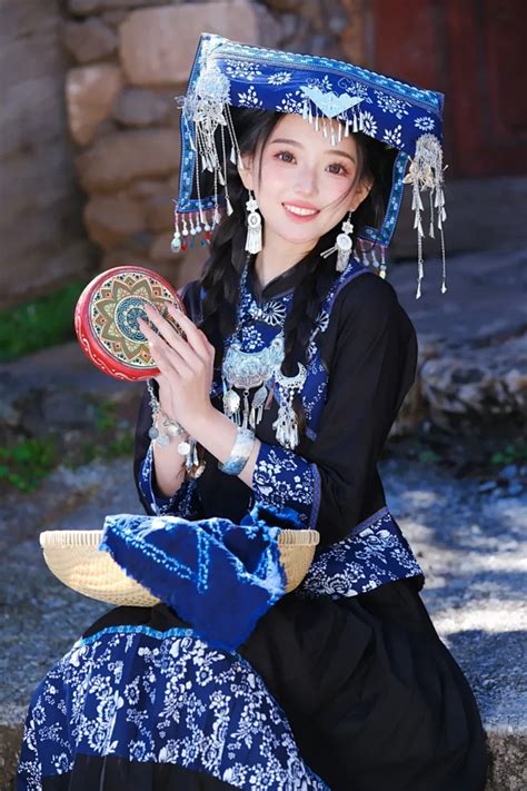 是布依族少女！图一封面大家没意见吧。 花瓣网