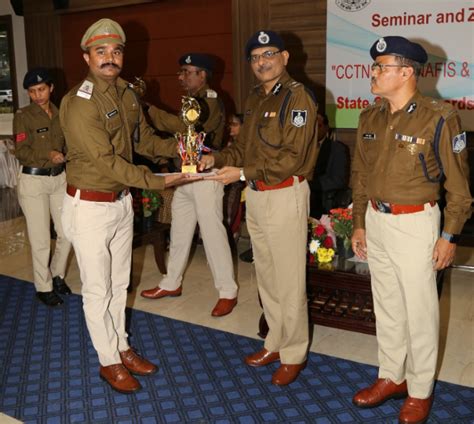 पुलिस महानिदेशक महोदय द्वारा श्री योगेंद्र साहू उप निरीक्षक अंगुल चिन्ह