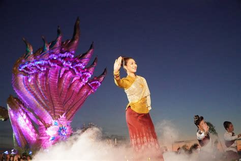 “แพนเค้ก” ร่วมรำบวงสรวงบูชาพญานาคงานออกพรรษาบั้งไฟน้ำโขง หนองคาย