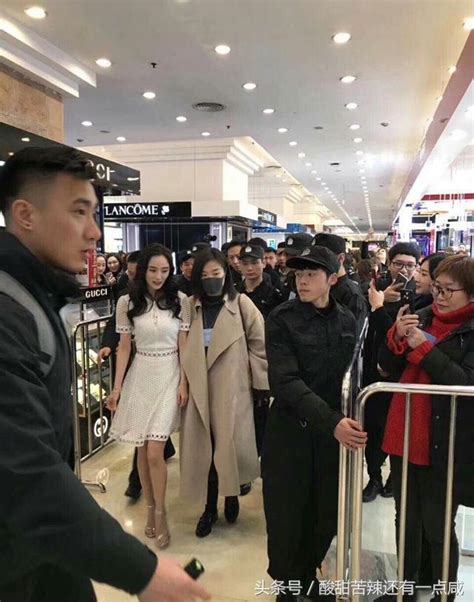 楊冪6℃穿小白裙現身武漢現場，身邊全穿大衣羽絨服，別太拼啊 每日頭條