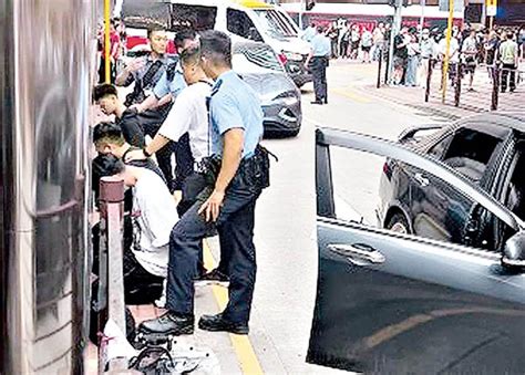 擎槍圍捕假牌房車 拘5黑漢 東方日報