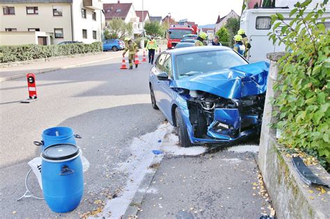 Unfall in Kernen Auto fährt gegen Wand Fahrerin verletzt