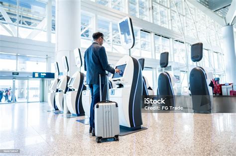 공항에서 셀프 서비스 체크인 기계를 사용하는 사업가의 뒷모습 공항에 대한 스톡 사진 및 기타 이미지 공항 공항 탑승수속 테크놀로지 Istock