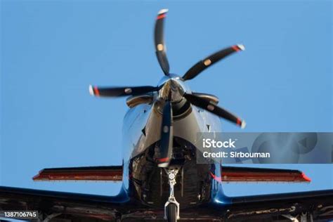 사바델 공항에 착륙하는 비행기의 랜딩 기어 및 프로펠러의 세부 사항 Airshow에 대한 스톡 사진 및 기타 이미지