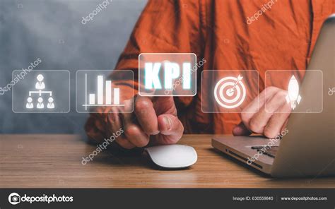 Kpi关键性能指标业务与行业分析概念 人与人在虚拟屏幕上触摸Kpi图标 图库图片 mc stockphoto hotmail