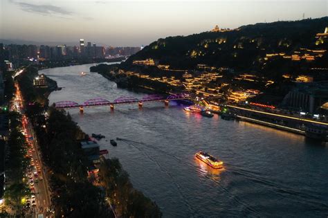 兰州黄河之滨流光溢彩迎五一 每日新闻网