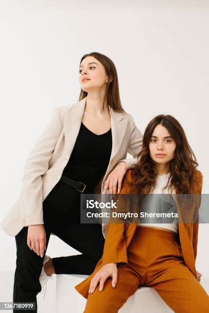 세련된 파스텔 블레이저와 바지를 입은 모델 여성들이 스튜디오의 흰색 배경에 큐브를 입고 포즈를 취하고 있습니다 20 24세에 대한 스톡 사진 및 기타 이미지 Istock