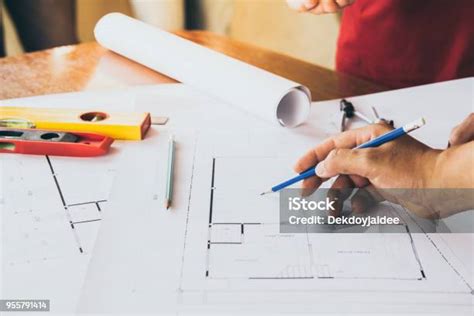 개념 건축가 엔지니어 들고 펜 빈티지 석양 빛 청사진 사무실에서 책상에 포인팅 장비 건축가 선택적 초점 개념에 대한 스톡 사진 및 기타 이미지 Istock