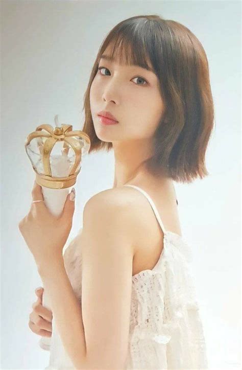 Pin By Yerimiese On Yeojin Loona Girl Kpop Girls Flower Girl Dresses