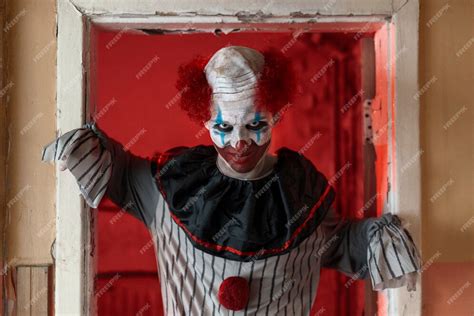 버려진 건물에서 전면보기 무서운 광대 무료 사진