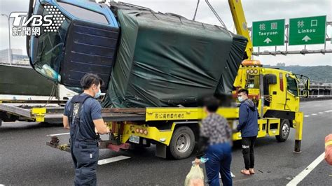 前車亂換車道！貨車突翻覆 女駕駛驚險爬出│tvbs新聞網