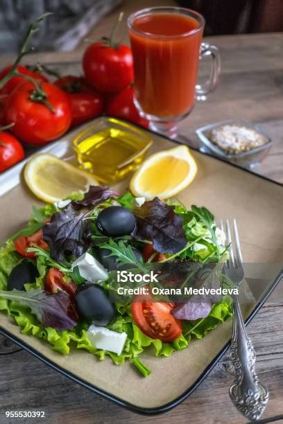 Lollo로 상 추 물냉이 샐러드와 토마토 올리브 Fitaki와 다른 녹색 허브의 잎에서 무게 보정을 위한 샐러드 다이어트 닫습니다 0명에 대한 스톡 사진 및 기타 이미지