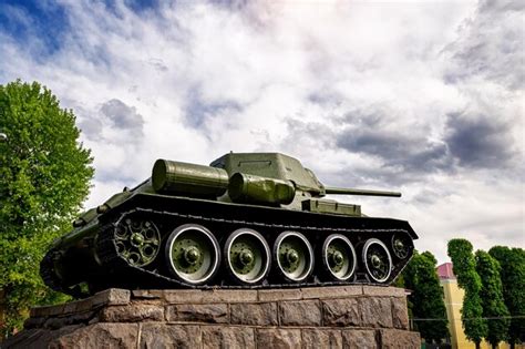 Tanque Soviético T34 Da Segunda Guerra Mundial Como Um Monumento No