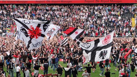Mega Choreo Und Platzsturm Beim Letzten 2liga Heimspiel Von Eintracht