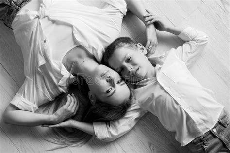 Madre E Hijo Foto En Blanco Y Negro Imagen De Archivo Imagen De