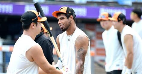 [사진]한화 윌리엄스 폭염에 민소매 입고 타격 훈련