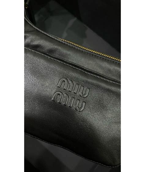 Miu Miu Черная кожаная сумка с короткими ручками для женщин купить в интернет магазине с доставкой