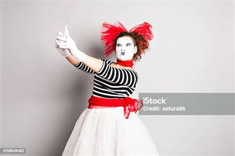 Mime 복용하고 셀프샷 포토서제스트 여자 만화 스마트폰 컨셉입니다 의 갇힌에 대한 스톡 사진 및 기타 이미지 갇힌 감정