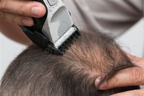 Corte De Pelo De Hombre Sobre Fondo Blanco Imagen De Archivo Imagen