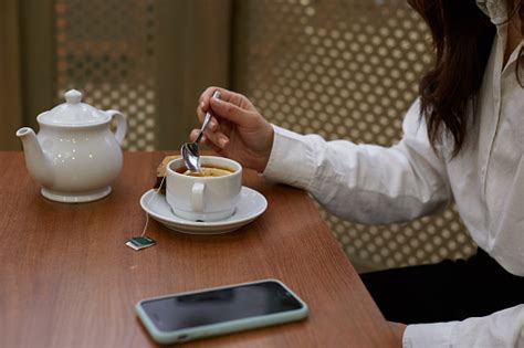 맛있는 차 파티 한 잔에서 차를 마시는 테이블에 앉아있는 소녀 가축에 대한 스톡 사진 및 기타 이미지 가축 갈색 건강한 생활방식 Istock