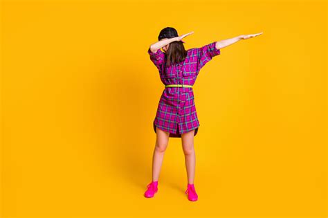 전체 크기 사진 의 갈색 머리 예쁜 소녀 입고 핑크 드레스 블랙 모자 댄스 보여주는 과대 광고 Dab 기호 고립 된 노란색 색상
