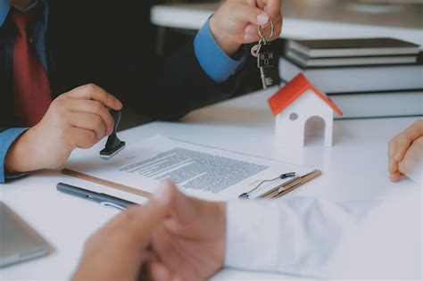 Premium Photo Agent And Customer With Model House At Table