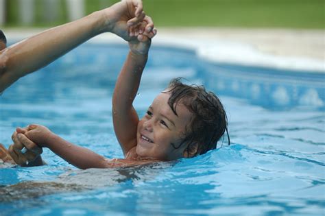 남자아이 게임하기 수영장 2 3 살에 대한 스톡 사진 및 기타 이미지 2 3 살 2015년 남성 Istock