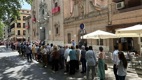 Larga Cola De Fieles En Granada Para Pedir A Su Patrona Que Llueva NIUS
