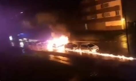 VIDEO Une voiture prend feu en pleine nuit à Vire Normandie