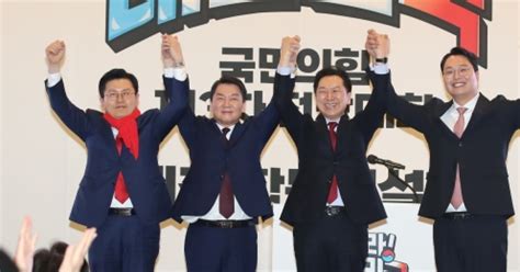 “與 전대 김기현 41 안철수 27양자 대결은 金 52 安 42”
