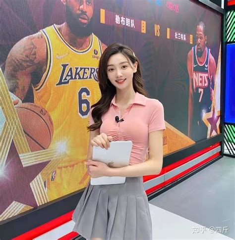 曝女主持节目中被骚扰，旗袍被导播掀起，女方辟谣称自己主动折的 知乎