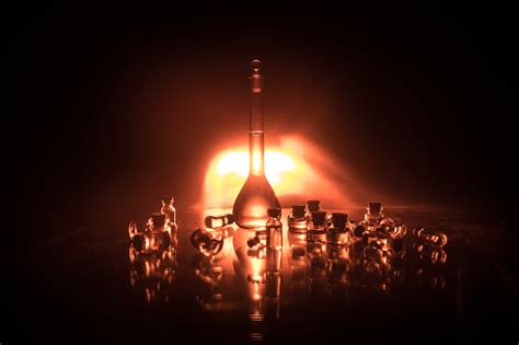 약국 및 화학 테마 연구 실험실에서 용액으로 유리 플라스 크를 테스트 합니다 과학 및 의료 배경입니다 어두운 톤 배경에 실험실 테스트 튜브 Stem 주제에 대한 스톡 사진