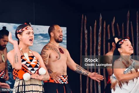 테 파 키 라 문화 공연 리빙 마 오리 마을 로 터 루아 뉴질랜드 Aotearoa 하카에 대한 스톡 사진 및 기타 이미지