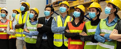 工厂工人戴口罩预防新冠肺炎