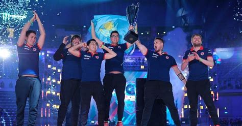 Dosia представил команду мечты по Cs — с ней он выиграл мейджор