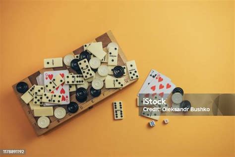 다양한 보드 게임 체스 보드 카드 놀이 오렌지 배경에 도미노 경쟁에 대한 스톡 사진 및 기타 이미지 경쟁 규칙 놀이 Istock