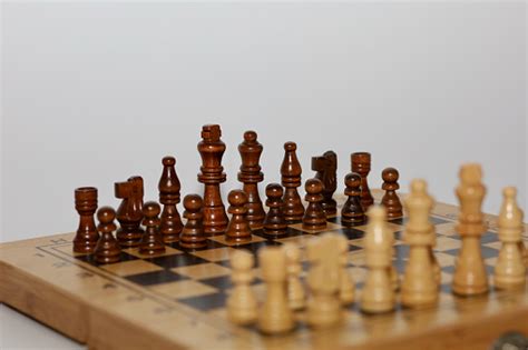 체스는 경기 전에 체스판에 조각 아름다운 주제 사진 흰색 배경에 게임 전에 체스 조각이있는 체스 보드 0명에 대한 스톡 사진 및 기타 이미지 Istock