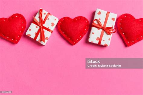 선물 상자와 빨간 직물 하트로 만든 최고 보기 다채로운 발렌타인 배경 복사 공간이 있는 발렌타인 데이 컨셉 0명에 대한 스톡 사진 및 기타 이미지 Istock