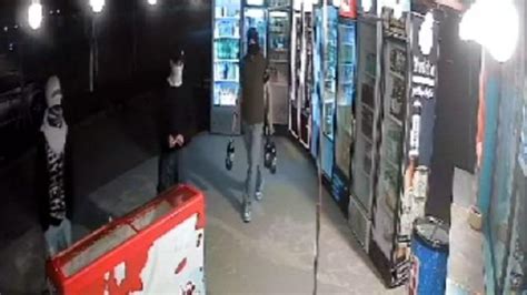 ვიდეო სათვალთვალო კამერამ დააფისქსირა კადრები სადაც ჩანს რომ მამაკაცმა მაღაზიიდან ლუდი