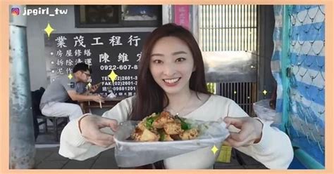 跨越恐懼櫻花妹挑戰吃台灣臭豆腐 一口咬下秒驚呼大開眼界 PEEKME