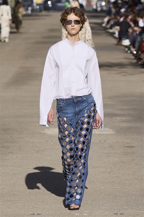 إطلالتك الصيفية تبدأ مع البنطلون العصري كما لم تريه من قبل مجلة هي