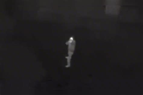 实拍！美国男子夜晚持步枪向警方直升机开火，被当场击毙