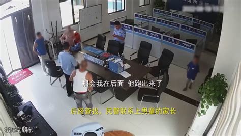 亳州一男童走失成“土娃” 民警帮其洗浴还买来新衣服凤凰网安徽凤凰网