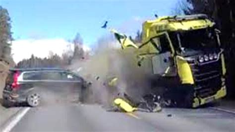 UNBELIEVABLE CRAZY TRUCK CAR CRASH 2022 WORK FAILS 2022 IDIOTS AT