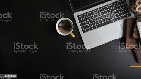 플랫 레이 탑 뷰 사무실 책상입니다 검정 테이블에 랩톱 컴퓨터와 사무용품이 있는 작업 공간 0명에 대한 스톡 사진 및 기타 이미지 Istock