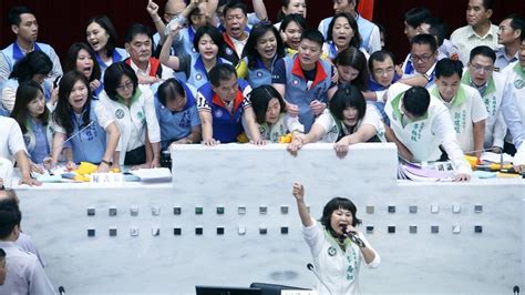 【韓國瑜缺席】高雄議會審議政府預算 藍綠爆衝突有人受傷流血